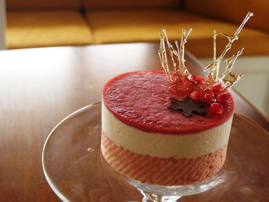 Dacquoise aux pistaches et aux fraises - Recettes Gâteau